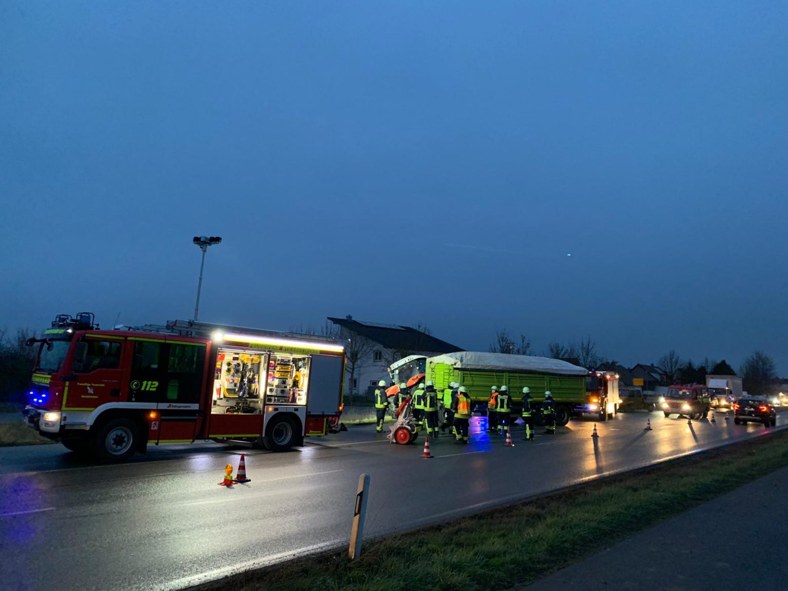 Verkehrsunfall Bundesstraße 8 - Freiwillige Feuerwehr Strasskirchen